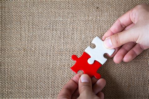 햇빛 효과 비즈니스 솔루션 성공 및 전략 개념직소 퍼즐을 연결하는 사람의 클로즈업 손 개념에 대한 스톡 사진 및 기타 이미지 개념 건강한 생활방식 근육질 체격