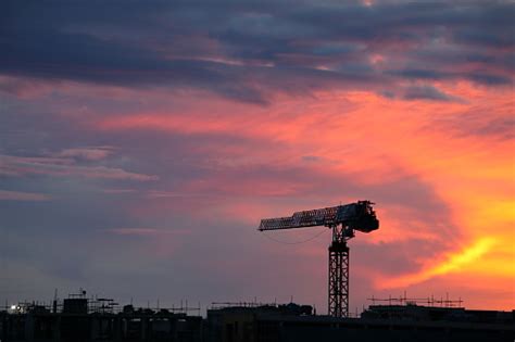 복사 공간이 있는 엔지니어링 설계 목적일몰 시 도시개발사업 건설현장의 타워크레인 강철에 대한 스톡 사진 및 기타 이미지 강철 개발 건설 기계류 Istock