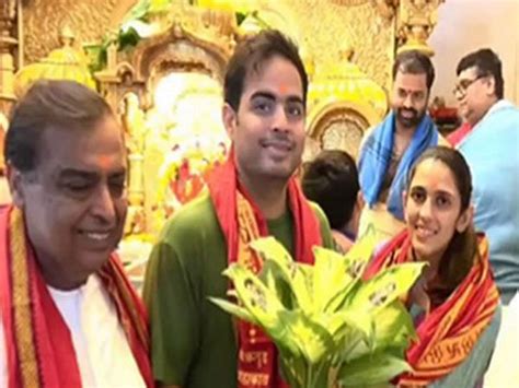 Mukesh Ambani Visits Siddhivinayak Temple With Son Akash Daughter In