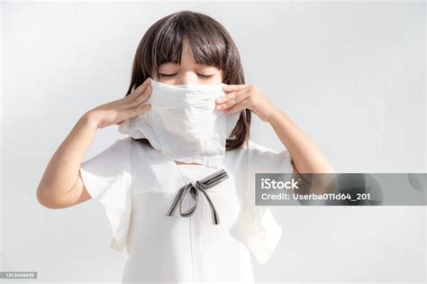 아시아 어린이 소녀 아픈 코에 재채기와 티슈 페이퍼에 감기 기침 때문에 약한 또는 바이러스와 먼지 날씨와 유치원및 유치원에서