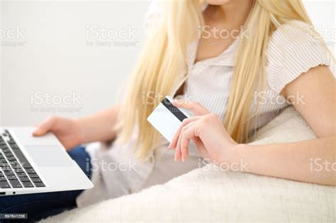 행복 한 여자 집에서 온라인 쇼핑을 하 고입니다 닫기 업 손 들고 노트북 옆 신용 카드 가정 생활에 대한 스톡 사진 및 기타