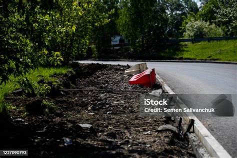장애인을위한 경사로 및 보도 수리 도로의 개조 새로운 아스팔트 포장 아스팔트 도로 수리 아스팔트 도로의 수리의 세부 사항 0명에 대한 스톡 사진 및 기타 이미지 Istock