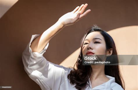 Potret Tangan Pelancong Wanita Muda Asia Yang Cantik Melindungi Wajah