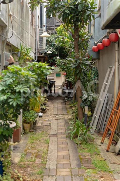 レンガが敷かれた路地裏の小道 No 24784023写真素材なら写真AC無料フリーダウンロードOK