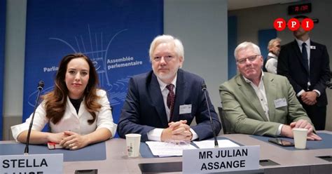Julian Assange Torna A Parlare In Pubblico Per La Prima Volta Dopo Il