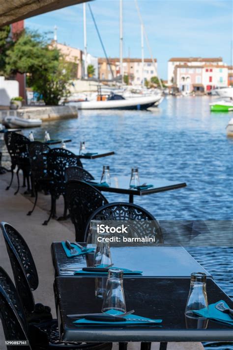 포트 그리마우드 바르 프로방스 프랑스의 주택 지붕 운하 및 보트 의 전경 0명에 대한 스톡 사진 및 기타 이미지 0명 거리 건축 Istock