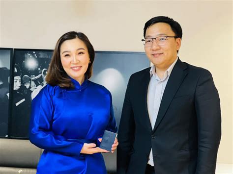 Зариг мн сайтын эрхлэгч сэтгүүлч Н Өнөрцэцэг АН д элсэж намын үнэмлэхээ гардан авчээ Isee Mn