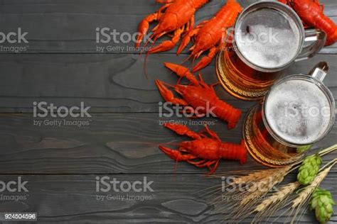 가재 홉 콘 밀 귀 어두운 나무 배경에 유리 맥주 맥주 양조장 개념입니다 맥주 배경입니다 복사 공간 평면도 0명에 대한 스톡