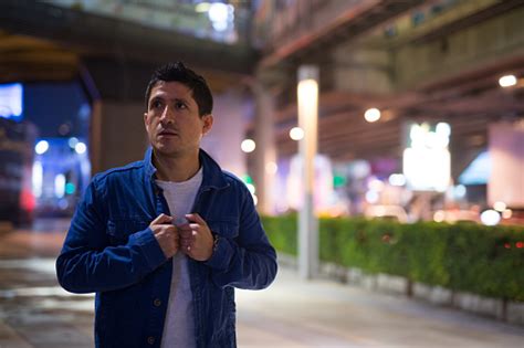 히스패닉 남자는 밤에 도시의 거리를 탐험 하는 동안 생각 밤 하루 시간대에 대한 스톡 사진 및 기타 이미지 밤 하루 시간대 남자 라틴 아메리카 히스패닉 민족 Istock