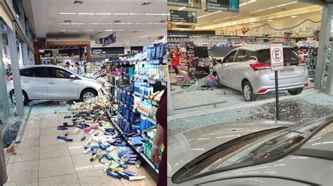 Motorista perde controle e carro invade supermercado Jaú Serve em Jaú