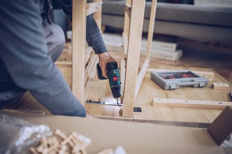나무 가구를 조립 하는 핸디 Diy에 대한 스톡 사진 및 기타 이미지 Diy 가구 건설 산업 Istock
