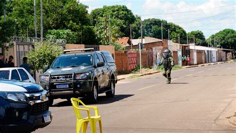 Moradora encontra bala de canhão no meio de plantação de mandioca na