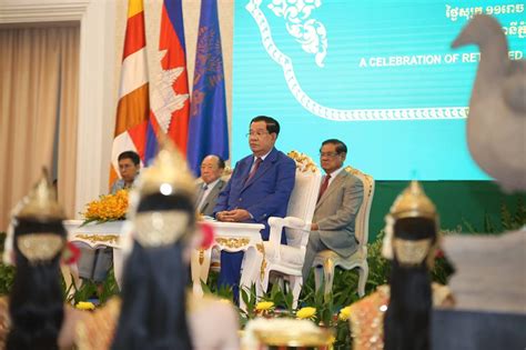 សម្ដេចតេជោ ហ៊ុន សែន អញ្ជើញក្នុងពិធីទទួលវត្ថុបុរាណខែ្មរដែលបានប្រគល់ជូនព្រះរាជាណាចក្រកម្ពុជាវិញ