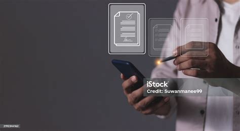 온라인 비즈니스 계약서에 서명하기 위해 펜을 사용하여 스마트 폰 모바일을 들고 젊은 남자 전자 서명 계약 서명 디지털 문서 미래 스마트 계약 45 49세에 대한 스톡 사진