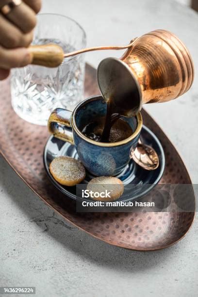 물 한 잔과 블랙 커피 컵 뜨거운 물을 쏟아 드립 커피를 만드는 바리 스타 0명에 대한 스톡 사진 및 기타 이미지 0명