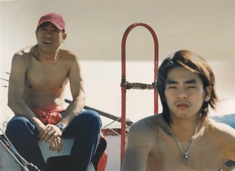 柯有伦父亲节晒旧照怀念爸爸柯受良，画面温馨，柯受良大哥范十足张学友