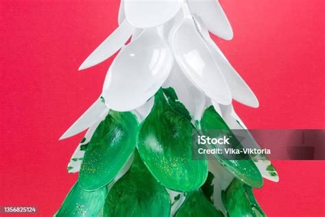 일회용 숟가락으로 만든 크리스마스 트리 단계별 명령입니다 핸드메이드 Diy 플라스틱 재사용 개념 공예에 대한 스톡 사진 및 기타 이미지 Istock