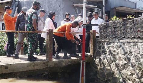 Pasang Alat Peringatan Dini Banjir Di Sungai Ciheuleut