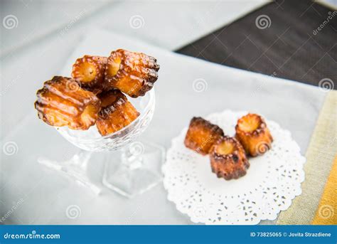 法式酥皮点心canelÃ 库存图片 图片 包括有 蛋糕 服务 外壳 咖啡 法国 食物 酥皮点心 73825065