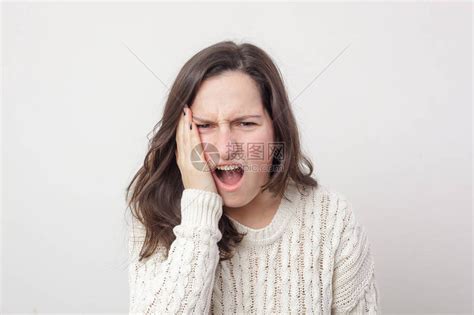 患有牙痛的年轻女孩高清图片下载 正版图片503063917 摄图网
