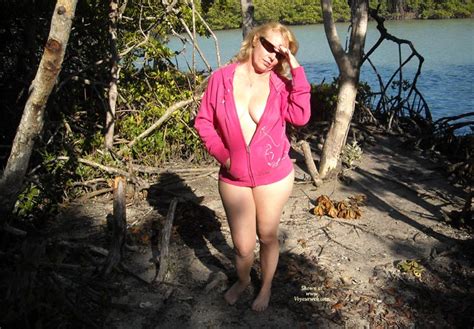 topless girlfriend jessica r on the causeway february 2010 voyeur web