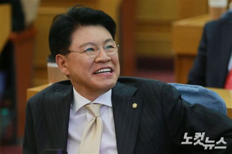 2선 후퇴한다던 윤핵관 장제원지도부 흔들며 실세 귀환 영상