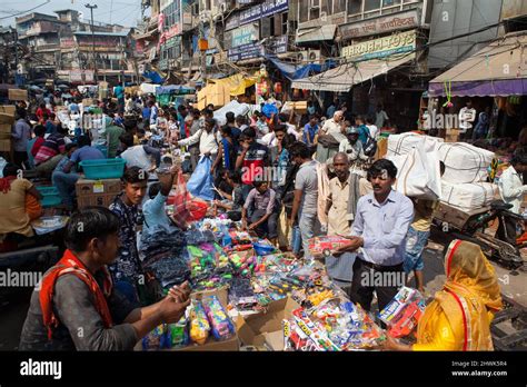 Street Vendors In Sadar Bazaar In The Old City Of Delhi India Stock