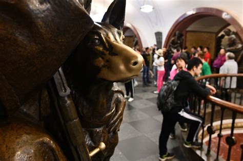 Не трогать скульптуры на станции метро «Площадь Революции