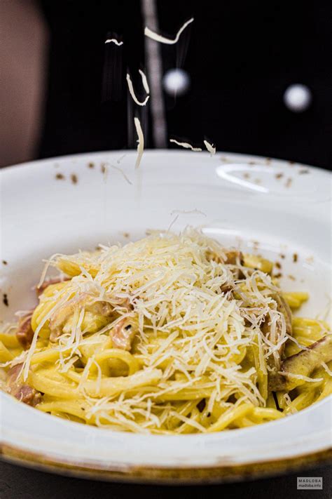 რესტორანი ბარაკონი ბათუმში ფარნავაზ მეფის ქუჩაზე სტუმრებს სთავაზობს ევროპულ და ქართულ