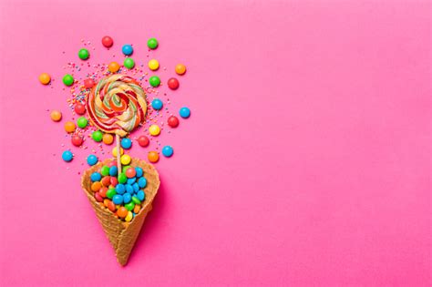 복사 공간이 있는 컬러 배경에 떨어지는 다양한 전통 사탕으로 가득 찬 와플 콘 해피 홀리데이 판매 개념 개념에 대한 스톡 사진 및 기타 이미지 Istock