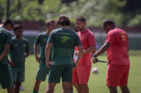 Felipe Canavan Reencontra Geração De Estreia Como Treinador Momento Especial — Fluminense