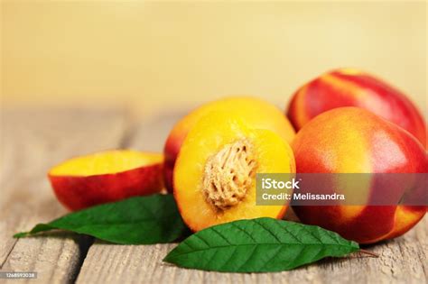 붉은 노란 꿀의 전체와 반쪽 잎나무 배경에 복숭아의 무리 수확 구성 건강한 라이프 스타일을위한 신선한 유기농 과일 클로즈업 개체