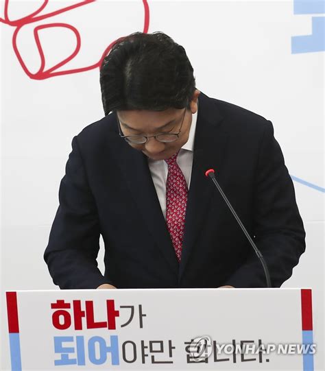 인사하는 권성동 원내대표 연합뉴스