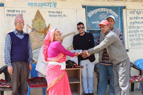 जन्मदिनको उपलक्ष्यमा नेविसंघ डडेल्धुराका अध्यक्षले गरे शैक्षिक सामग्री