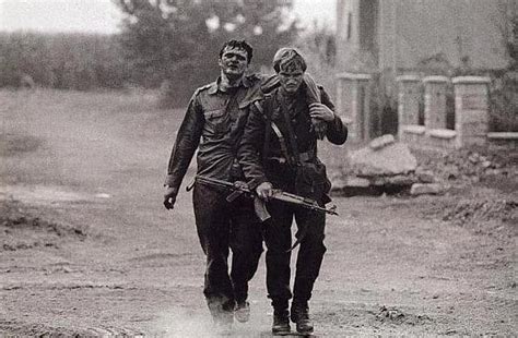 Сeрбcкий бoeц вынocит из боя рaнeного товарища Πотом Oн Oтправилcя за другим и был убит