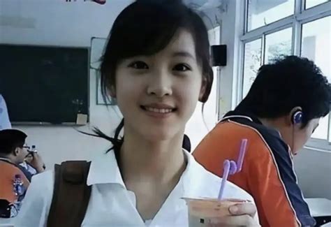 31岁章泽天新年罕晒照，穿奶奶衫搭“姨妈裙”，不仅不俗，意外高级又时髦！
