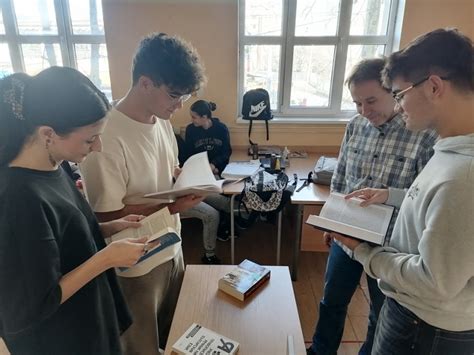 Две училища във Враца получиха дарения от книги за участието си в Образователната програма на