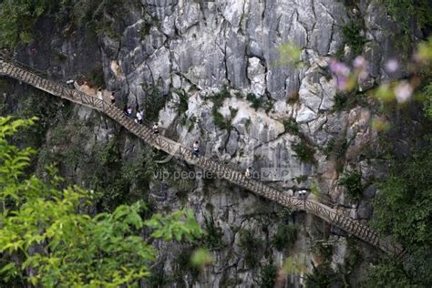 重庆黔江假日游览城市大峡谷 人民图片网