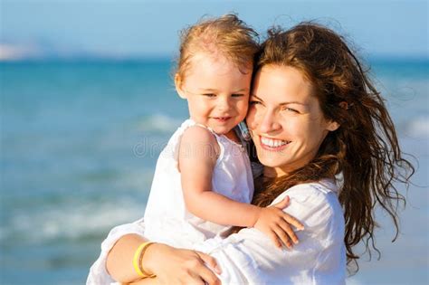 Moeder En Dochter Op Het Strand Stock Afbeelding Image Of Positief