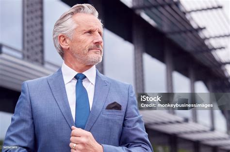 현대 사무실 건물 밖에 서있는 진지한 수석 사업가 Ceo 회장의 초상화 최고 경영인에 대한 스톡 사진 및 기타 이미지 최고 경영인 심각한 헤드샷 Istock