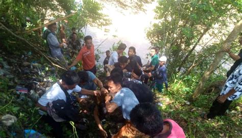 Mobil Terjun Bebas Ke Sungai Komering Dì Desa Negeri Ratu Oku Timur