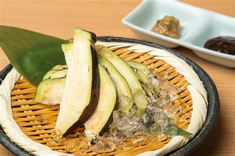 【夏季限定】瑞々しい「夏野菜の刺身」をはじめ、夏の風物詩「鱧」のほか、「青森県産にんにく丸揚げ」などのスタミナメニューが揃う「お薦め皿 初夏