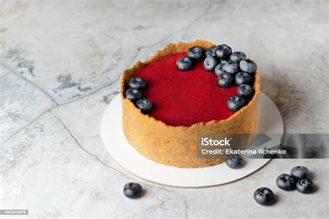 딸기 잼을 곁들인 클래식 뉴욕 치즈 케이크 블루베리로 장식 복사 공간 수평 0명에 대한 스톡 사진 및 기타 이미지 0명 과일 딸기 Istock