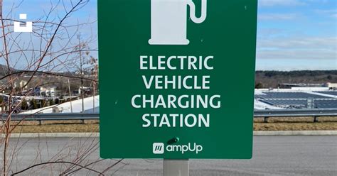 전기차 충전소라고 적힌 녹색 표지판 사진 Unsplash의 무료 전기차 충전소 이미지