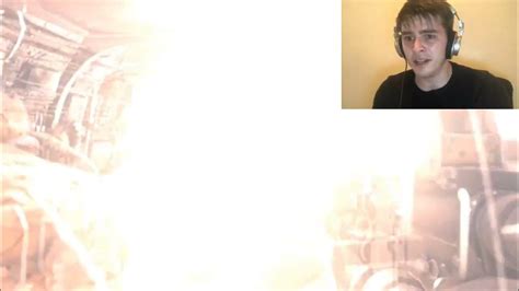 парень стучит по клавиатуре пока играет Youtube