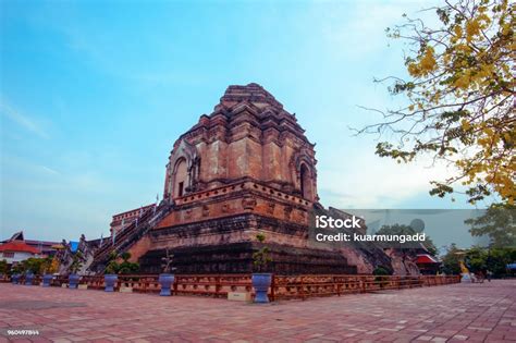 와트 제다이 루앙 사원 의미 큰 탑 사원 치앙마이 고 대 Templeat 황혼 5월에 대한 스톡 사진 및 기타 이미지 5월