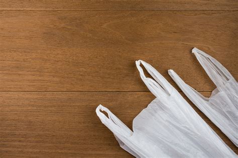 나무 배경에 흰색 비닐 봉지 재사용 재활용 개념을 줄입니다 가방에 대한 스톡 사진 및 기타 이미지 가방 가벼운 갈색