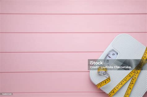 욕실 저울 측정 테이프 및 분홍색 나무 바닥의 텍스트 공간 평면도 체중 감량 개념 0명에 대한 스톡 사진 및 기타 이미지 0명 개념 개념과 주제 Istock