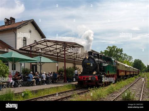 Krefeld Nordbahnhof Mit Der Historischen Dampfeisenbahn Schluff Stock Photo Alamy