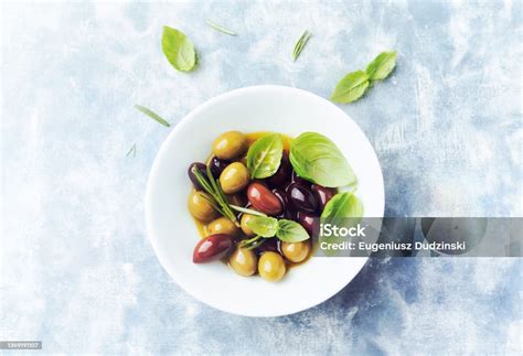 밝은 나무 배경에 녹색과 칼라마타 올리브 맨 위 보기입니다 공간을 복사합니다 올리브에 대한 스톡 사진 및 기타 이미지 올리브 음식 재료 탁자 Istock